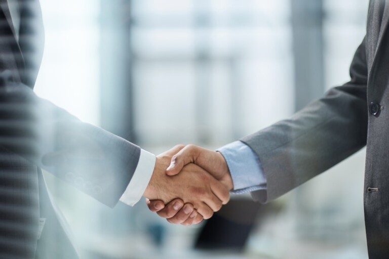 business-partner-handshake | Trade King(物販×AI×仕組み化)
